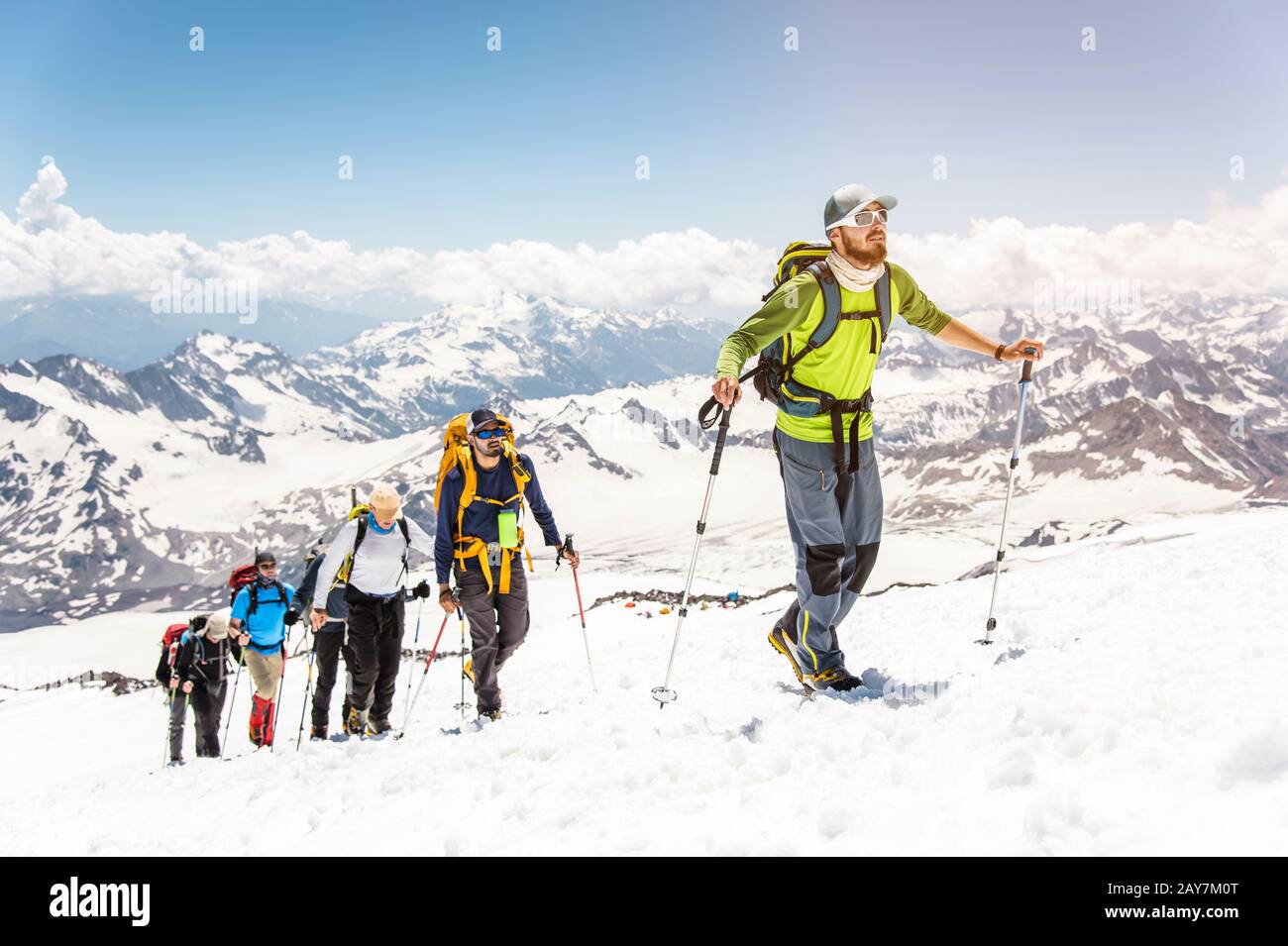 Mountain climbing group hi-res stock photography and images - Alamy