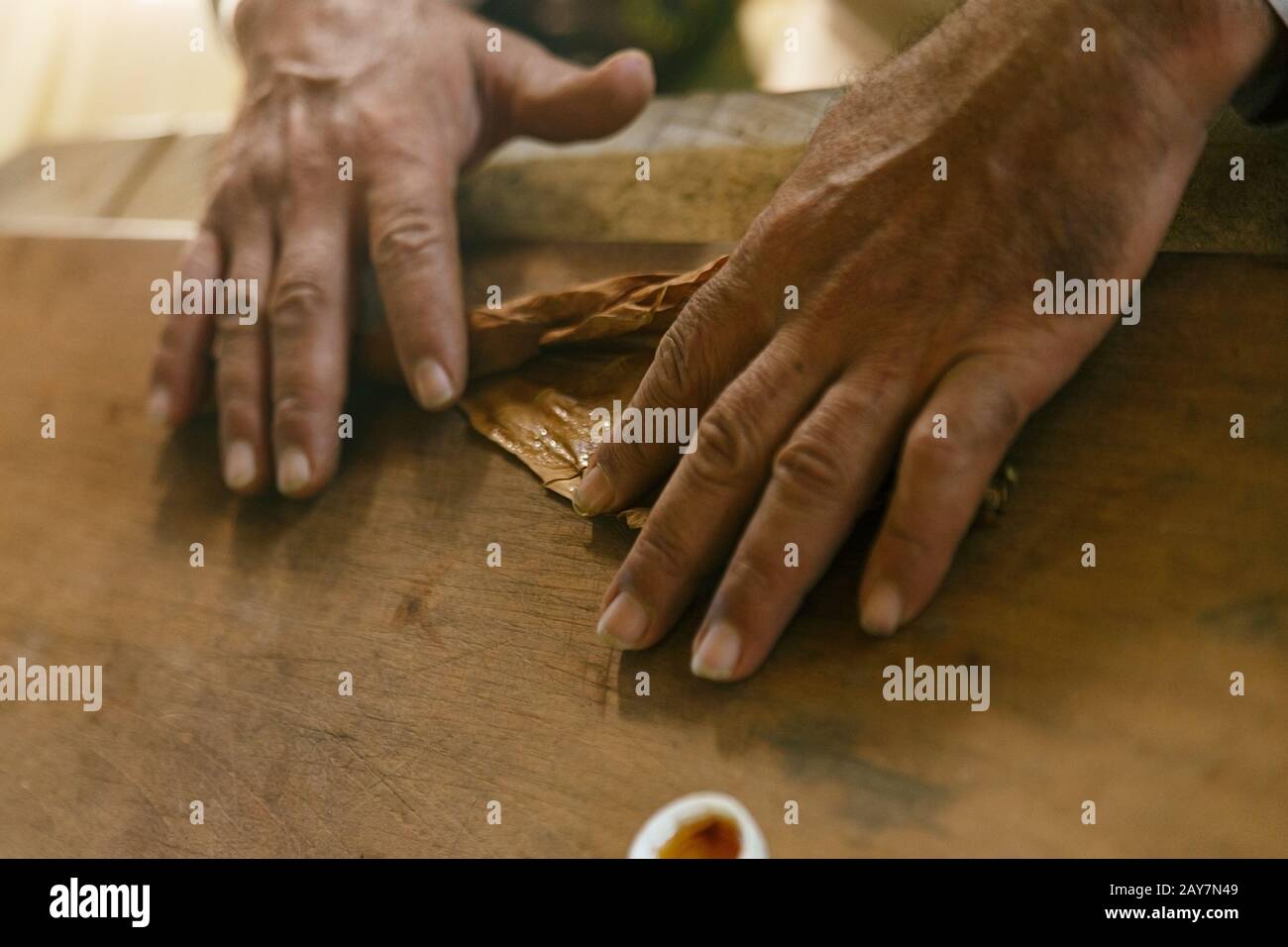 making cigars by hand III , viñales - cuba Stock Photo - Alamy