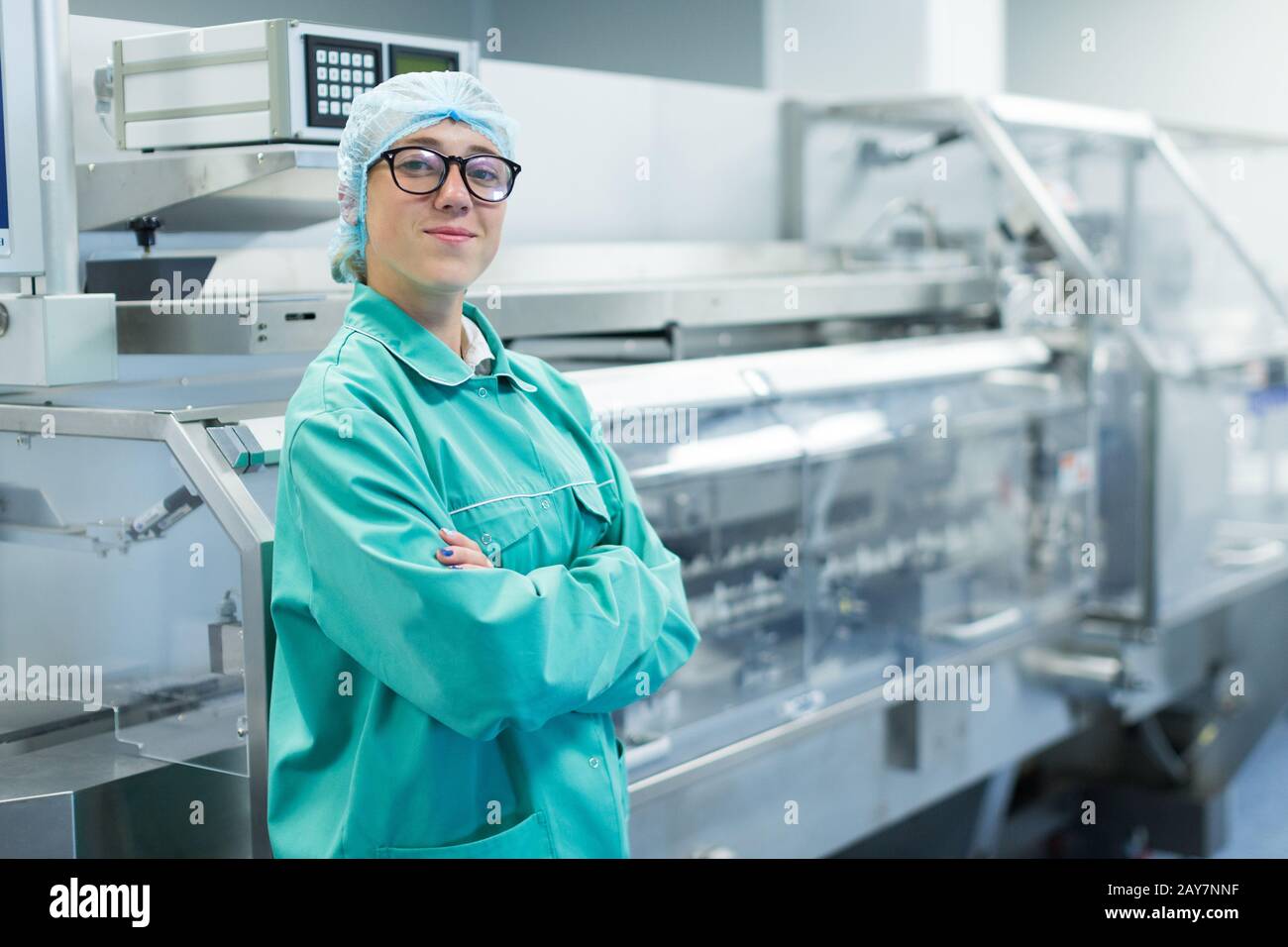 operator in the pharmaceutical factory near the equipment Stock Photo ...