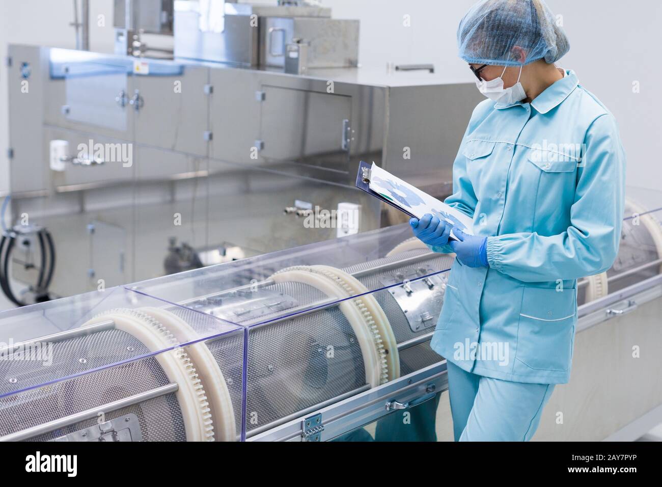 science worker is making notes in tablet Stock Photo - Alamy