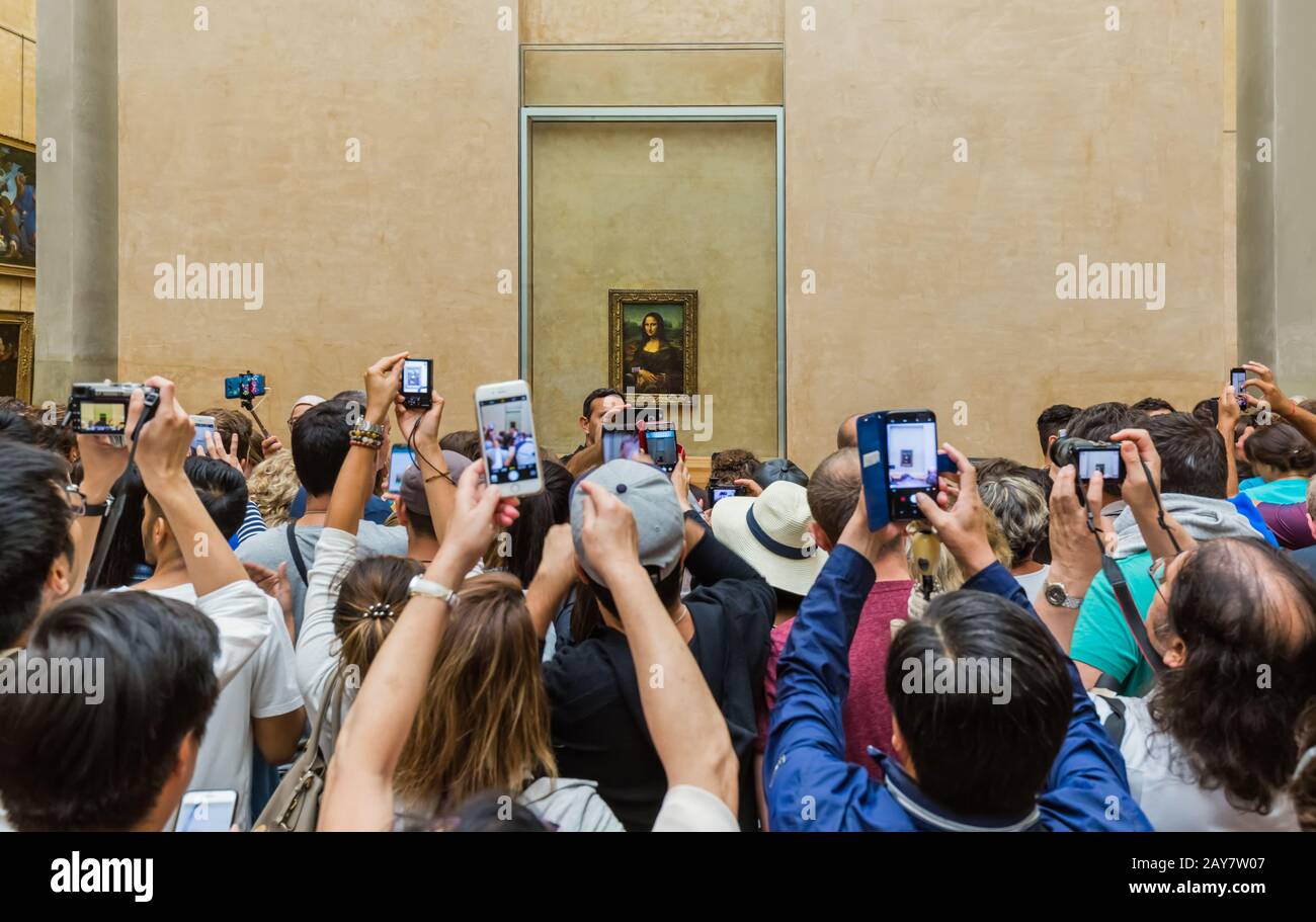 Mona lisa louvre museum crowd hi-res stock photography and images - Alamy
