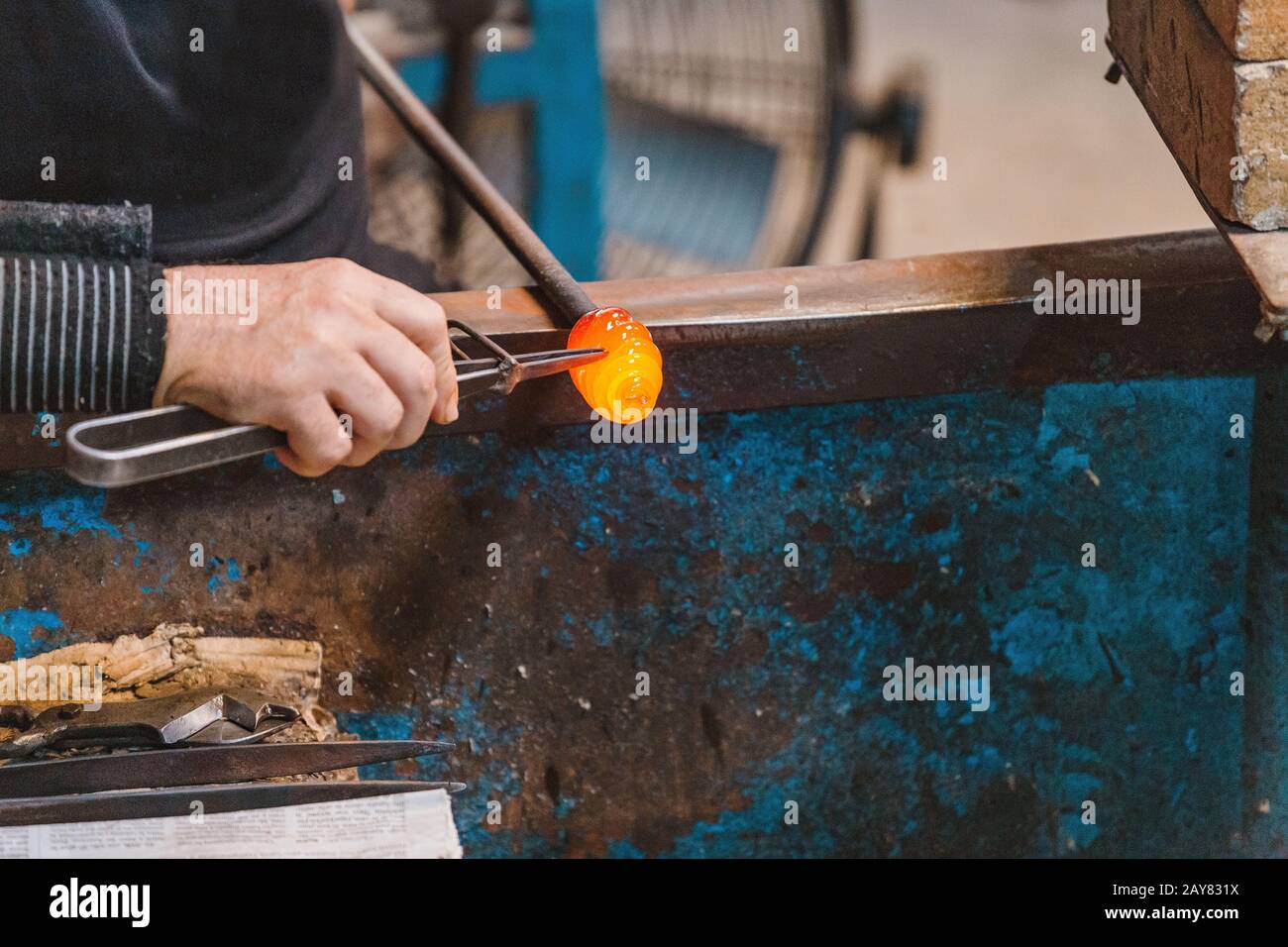 Man making glass sculpture hi-res stock photography and images - Alamy