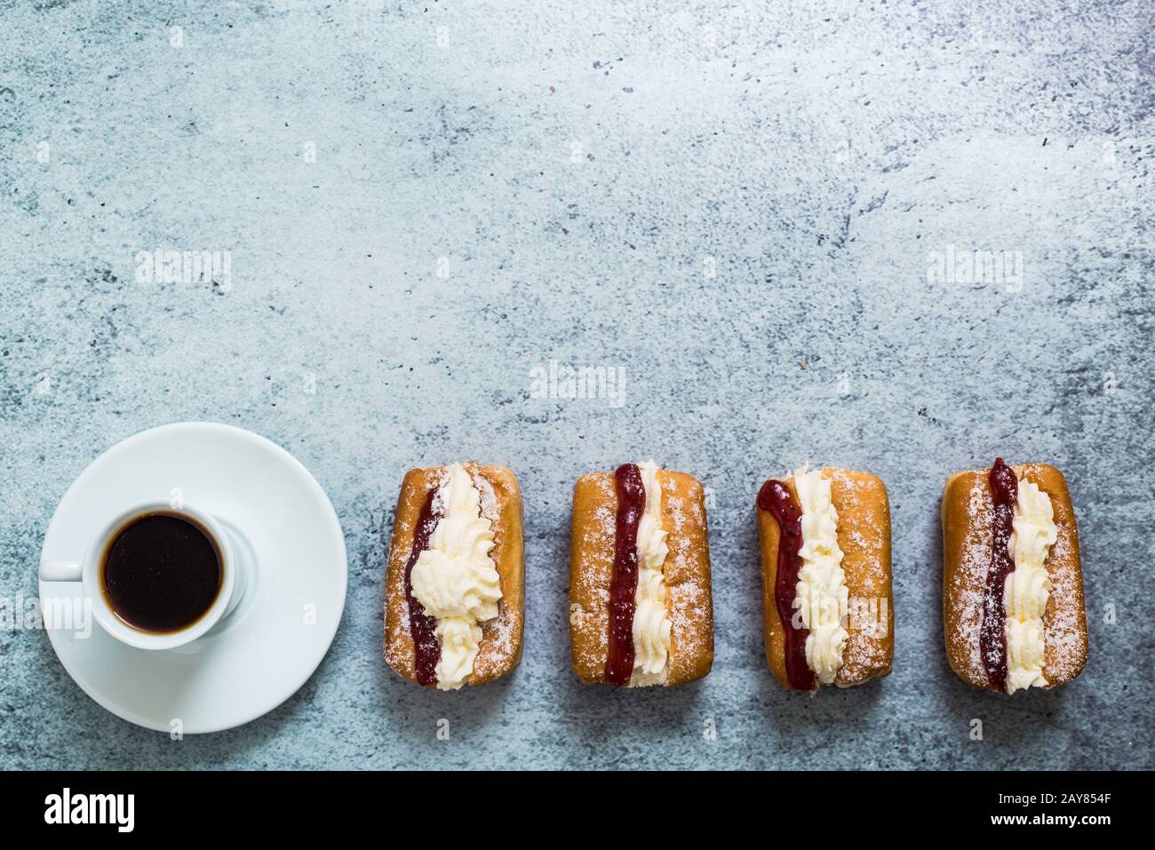 Coffee shop cakes hi-res stock photography and images - Alamy