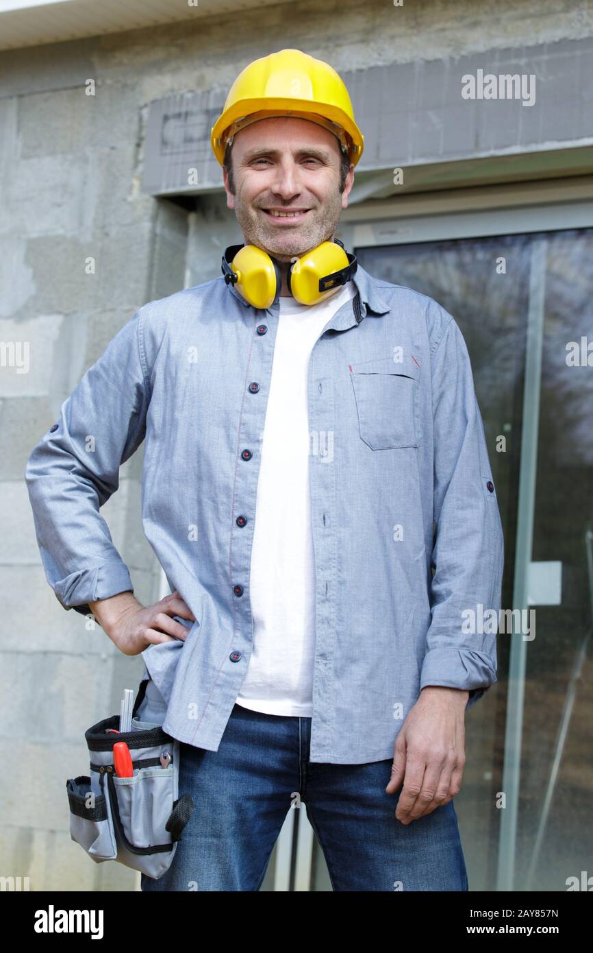 Smiling old male builder hi-res stock photography and images - Alamy