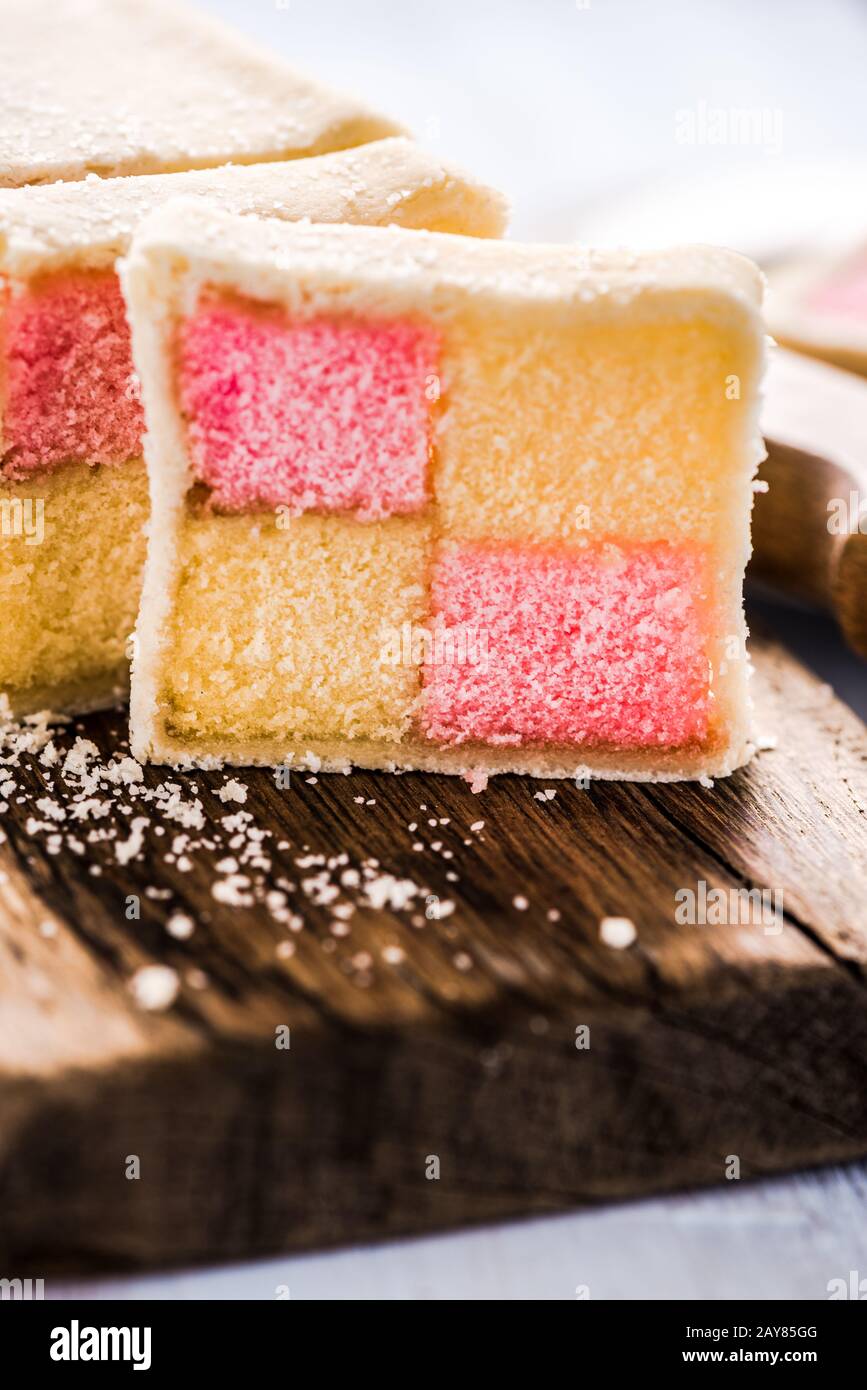 Traditional check Battenberg cake Stock Photo - Alamy