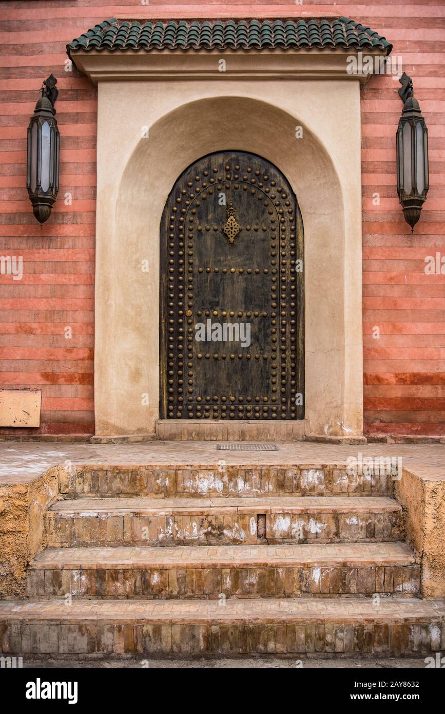 Hand door frame hi-res stock photography and images - Alamy