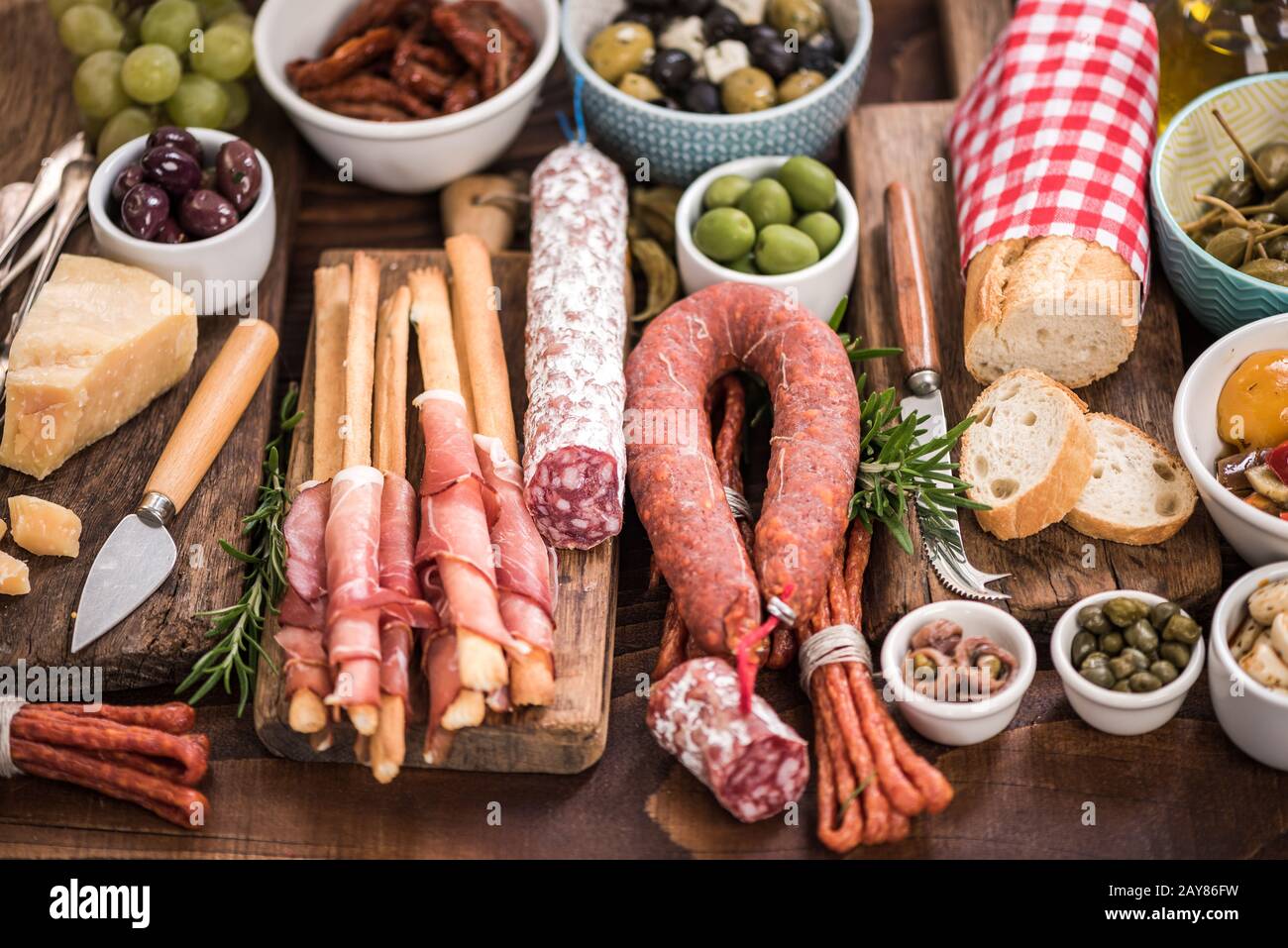 Sharing food table hi-res stock photography and images - Alamy