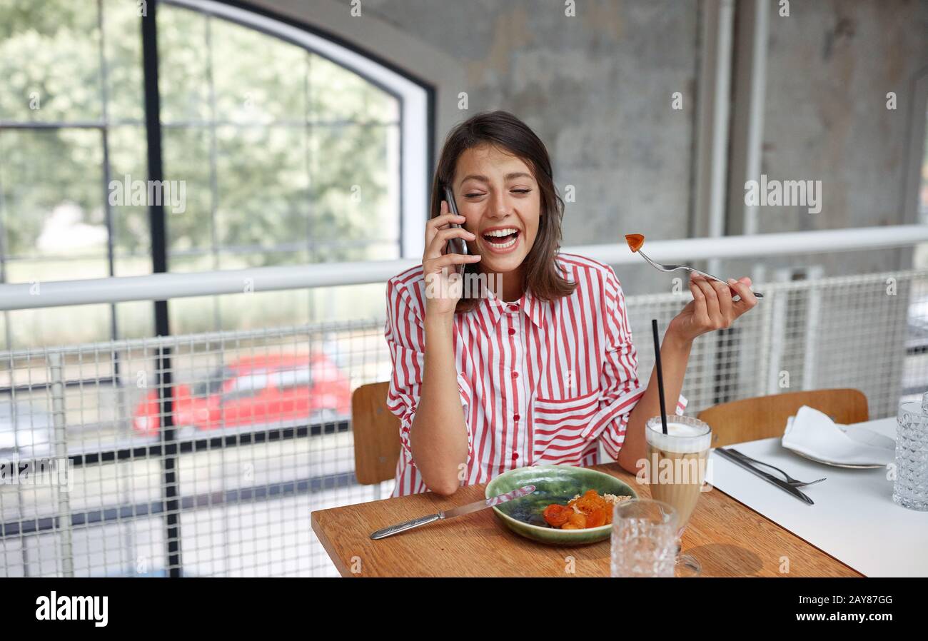 Woman multitasking lunch hi-res stock photography and images - Alamy