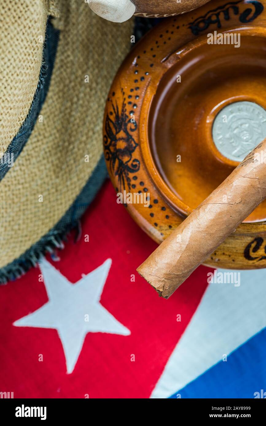 Cuban cigar and national flag Stock Photo - Alamy