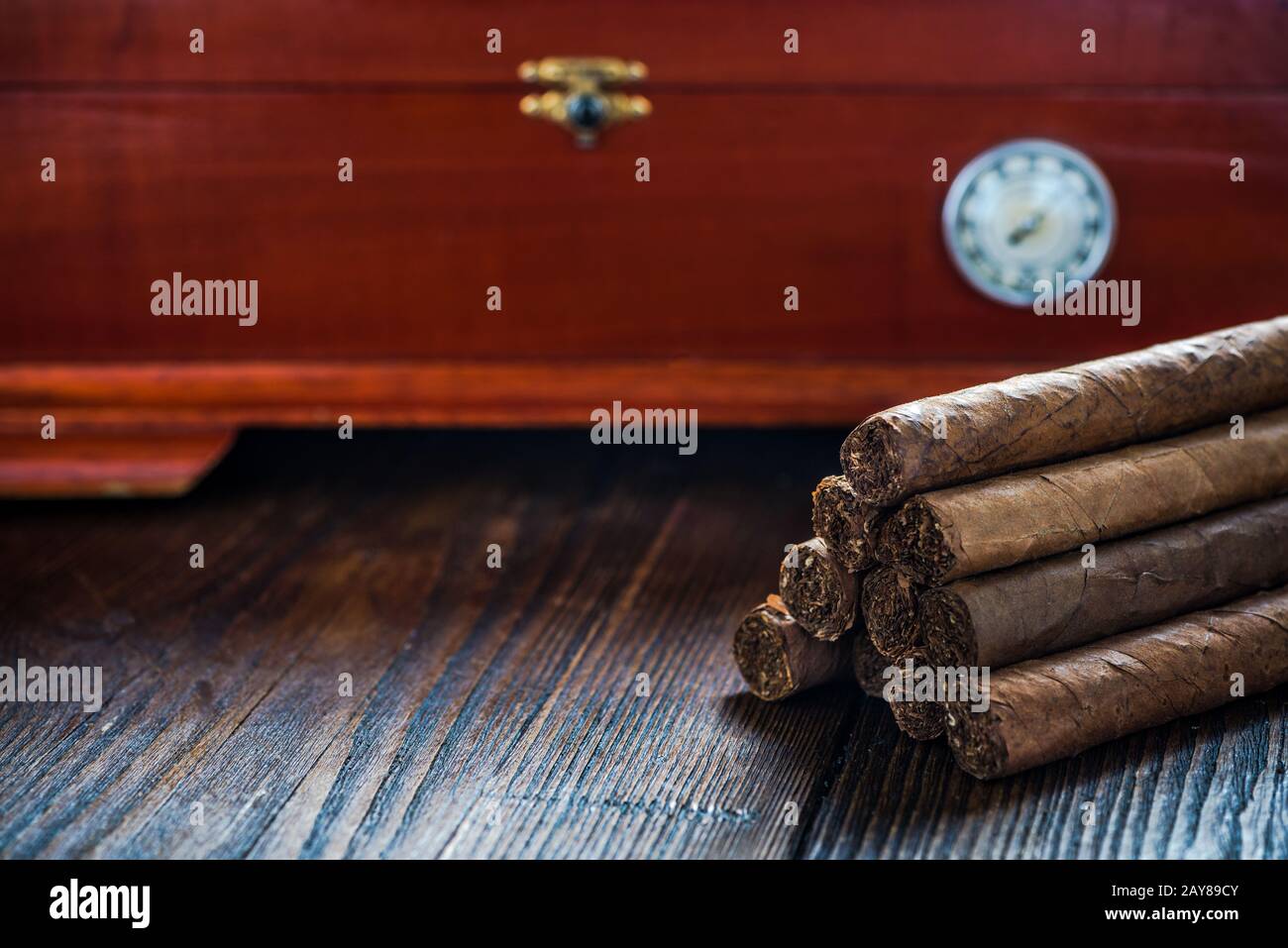 Cuban cigars and wooden humidor Stock Photo - Alamy