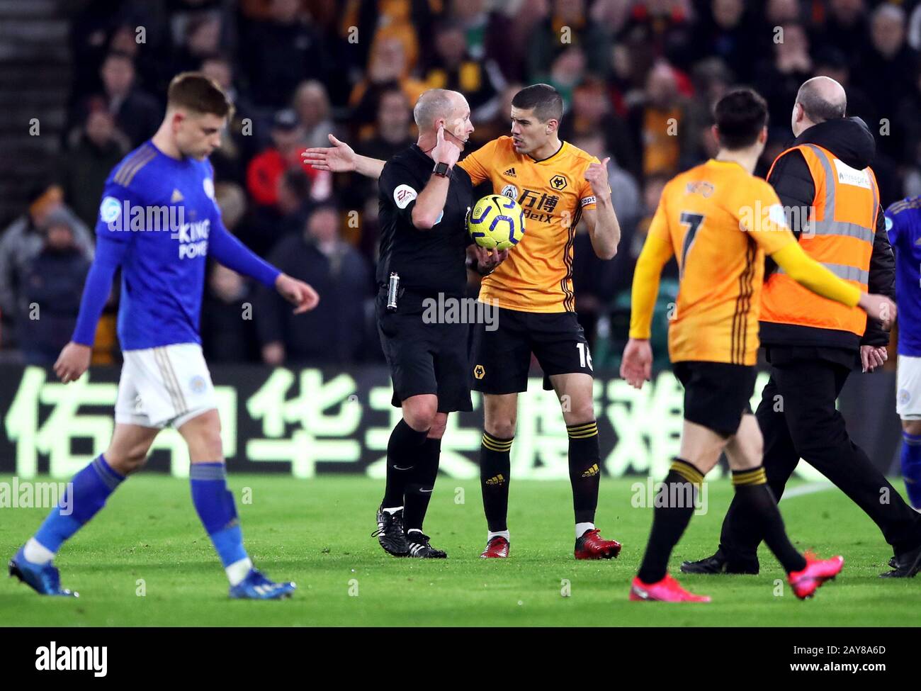 Referee mike dean half time premier league match molineux hi-res stock ...