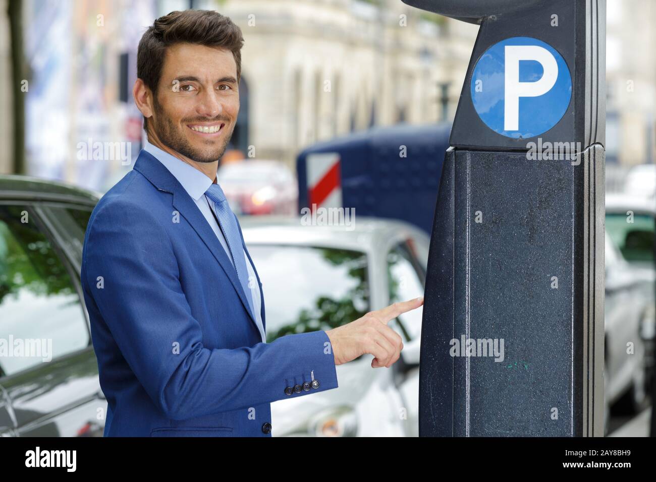 man paying car parking meter Stock Photo - Alamy