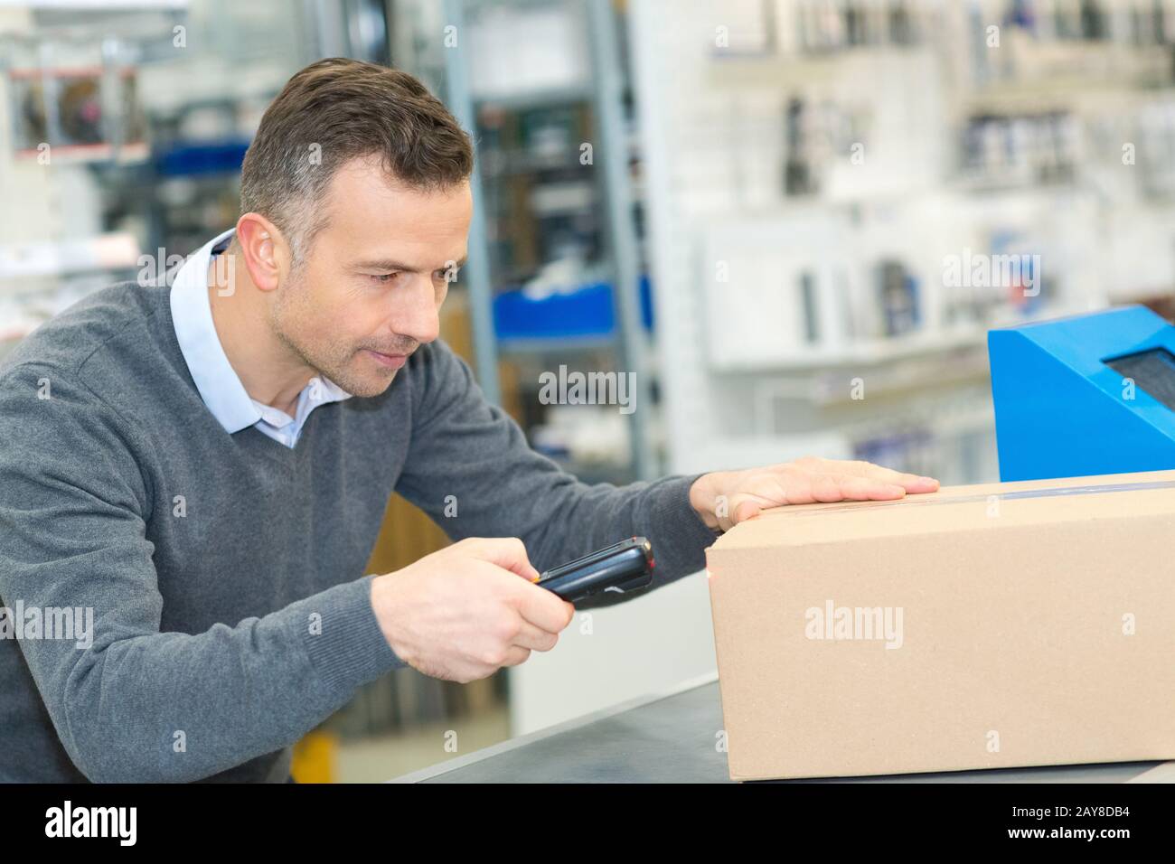 Worker scanning box tablet hi-res stock photography and images - Alamy