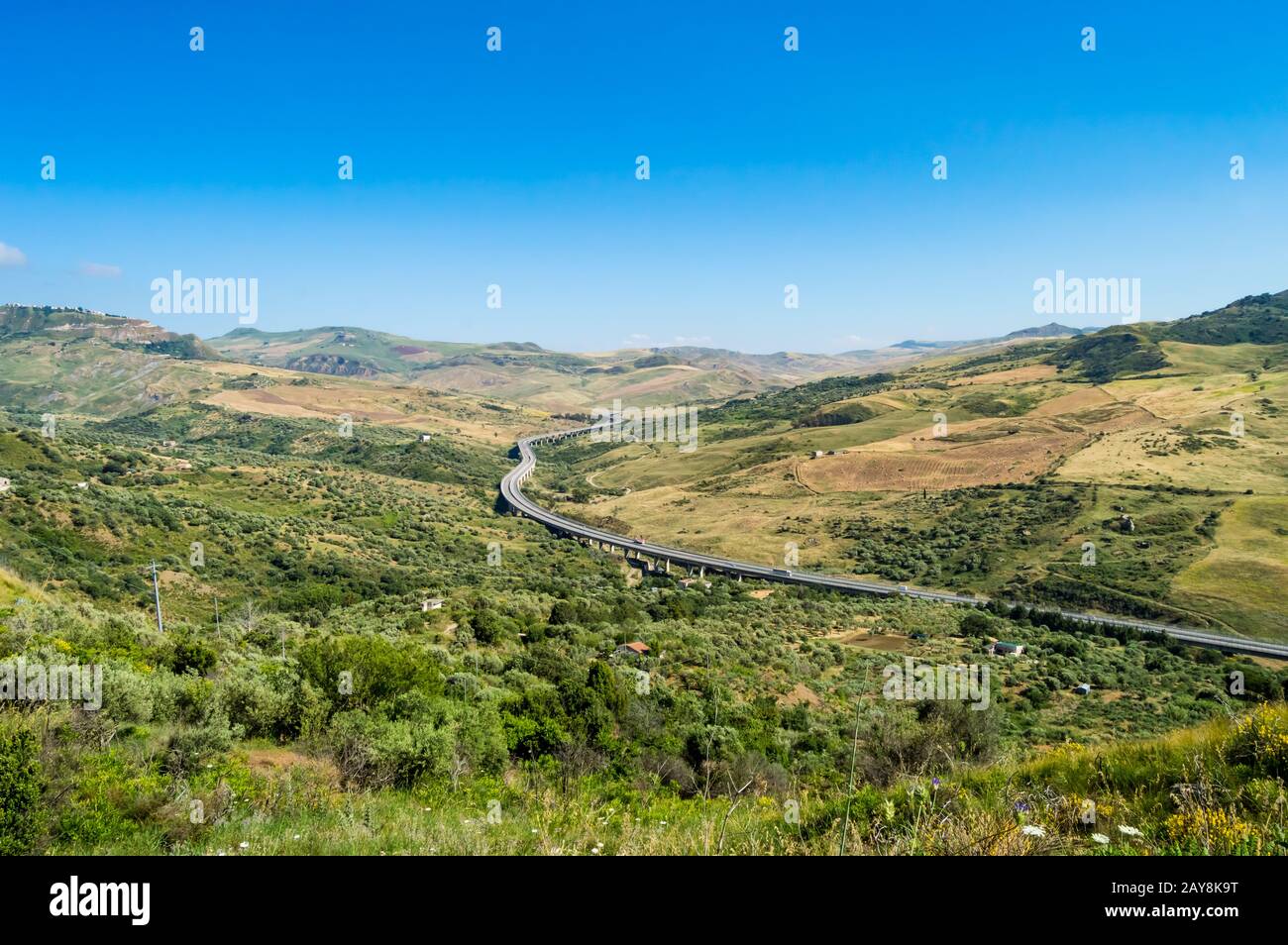 Four lane highway hi-res stock photography and images - Alamy