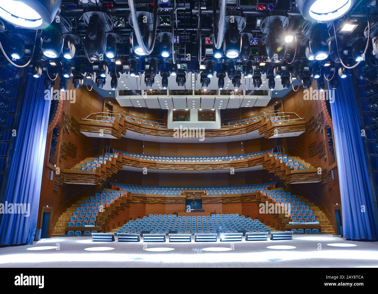 Empty concert stage hi-res stock photography and images - Alamy