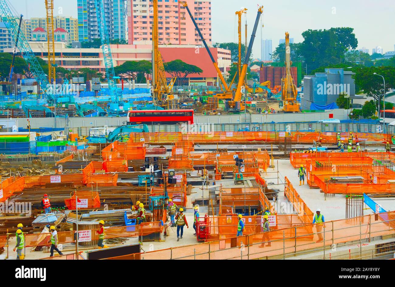 Workers construction site building. Singapore Stock Photo - Alamy