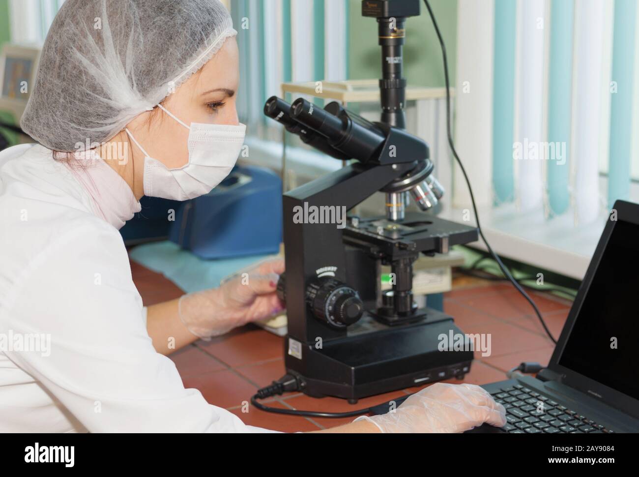 Scientist looking in microscope hi-res stock photography and images - Alamy
