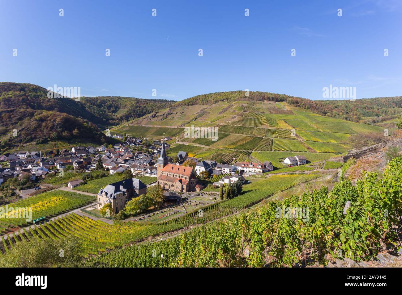 Blick auf Mayschoss vom Rotweinwanderweg im Herbst Stock Photo - Alamy