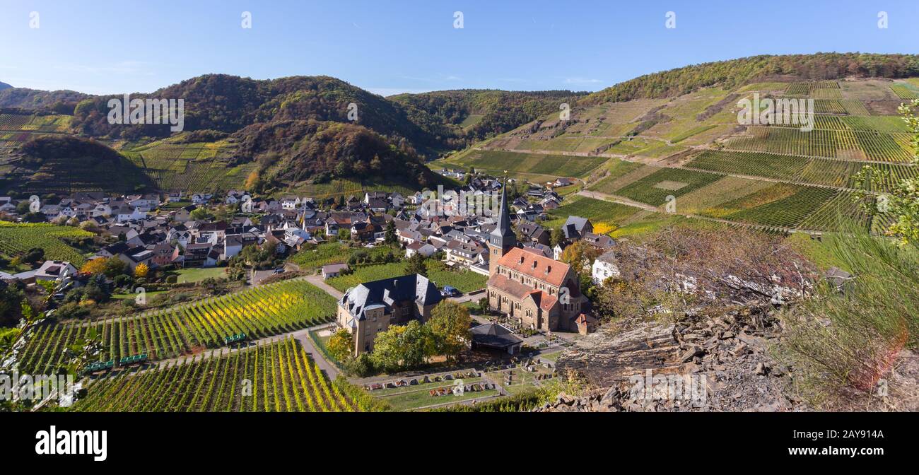 Blick auf Mayschoss vom Rotweinwanderweg im Herbst Stock Photo - Alamy