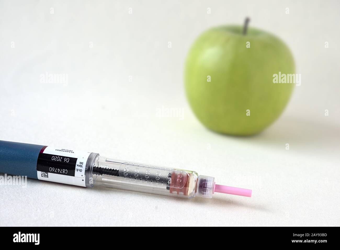 Insulin pen and apple Stock Photo - Alamy