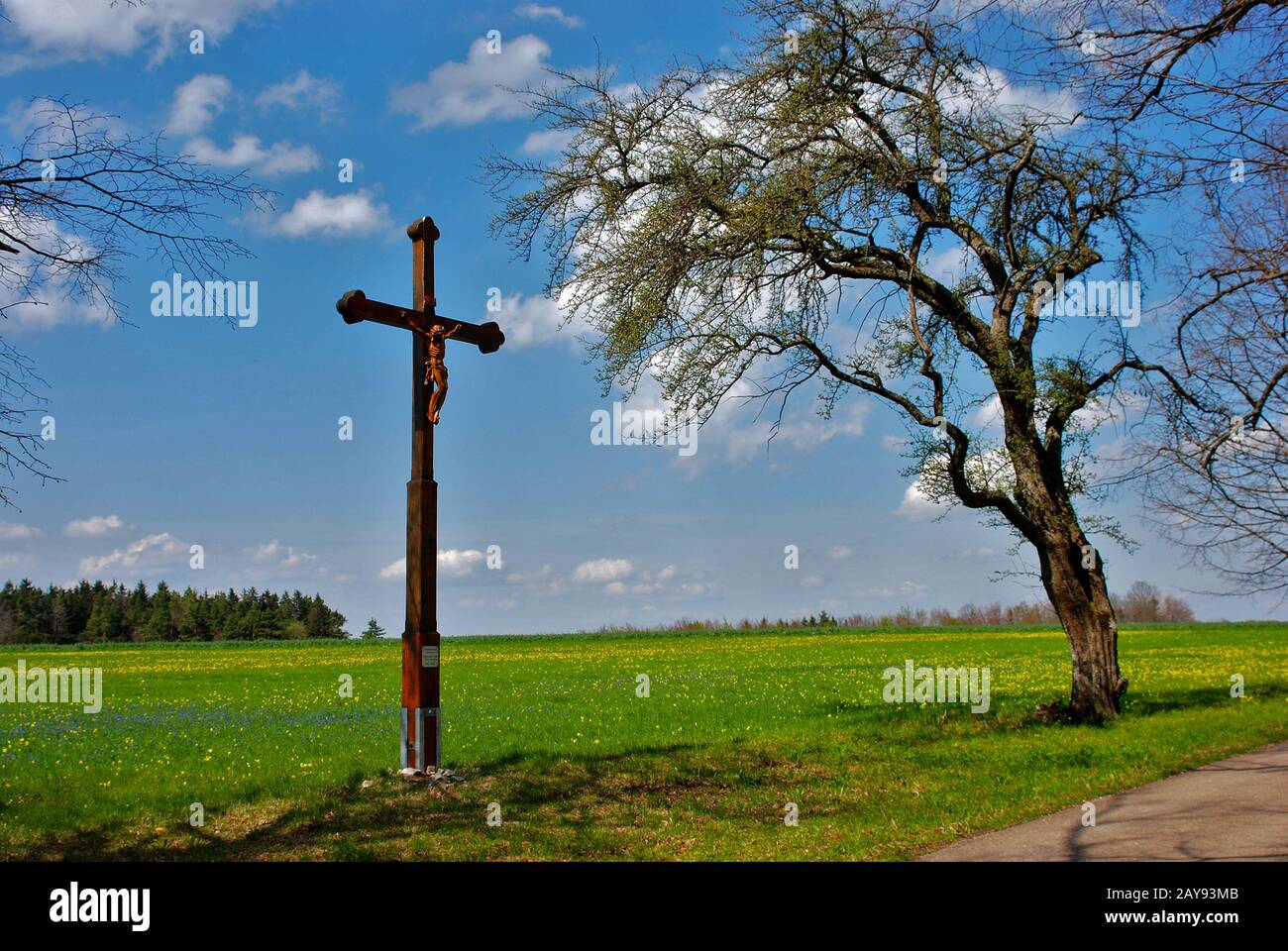 Field cross hi-res stock photography and images - Alamy