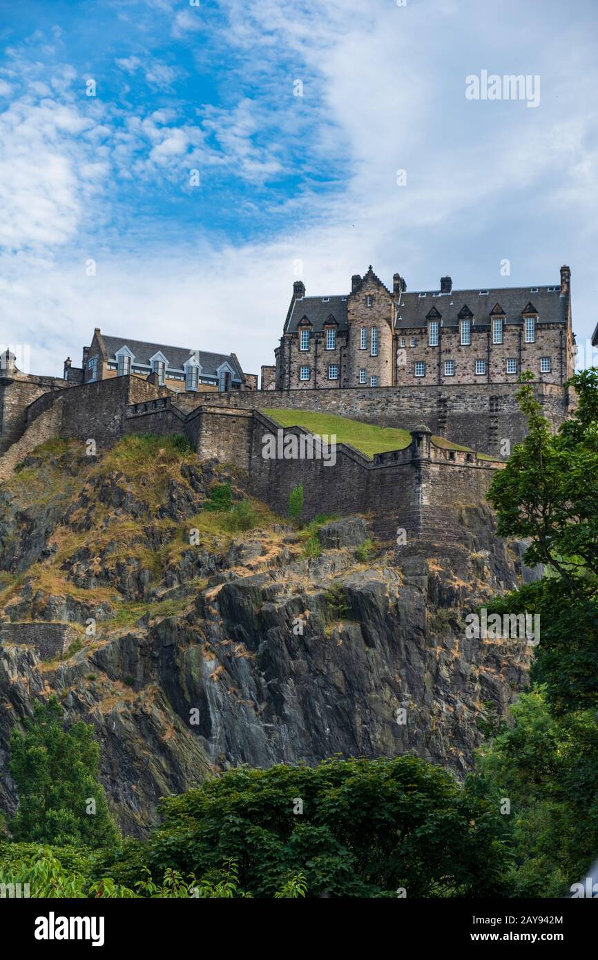 Scottish flag edinburgh castle hi-res stock photography and images - Alamy