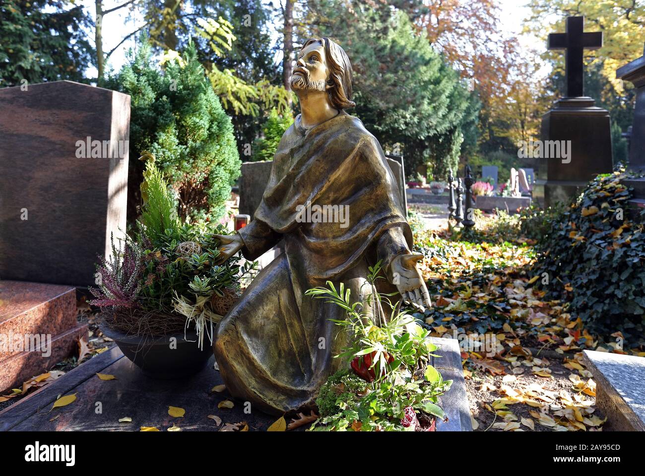 Figure grave hi-res stock photography and images - Alamy