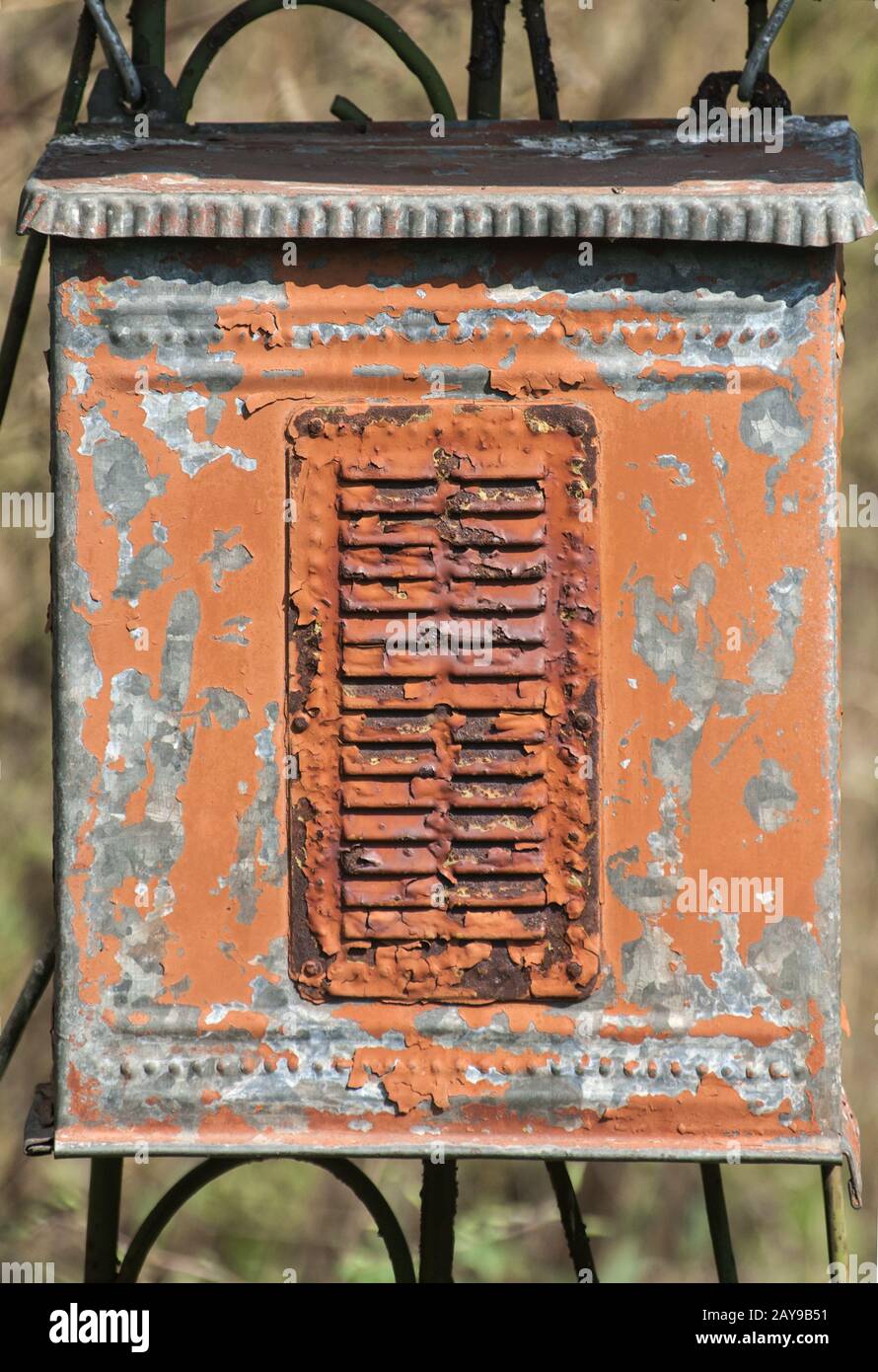 Cast iron post box hi-res stock photography and images - Alamy