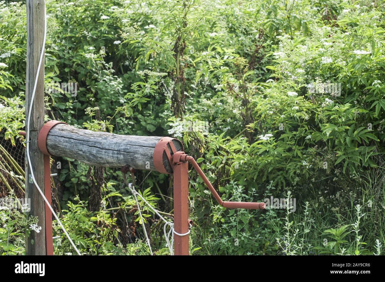 Wood water well pulley hi-res stock photography and images - Alamy