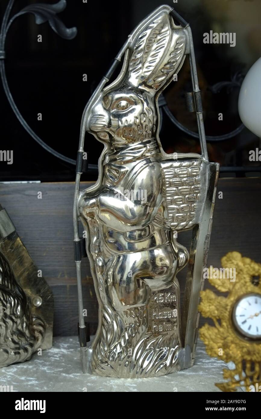 Bunny tin hi-res stock photography and images - Alamy
