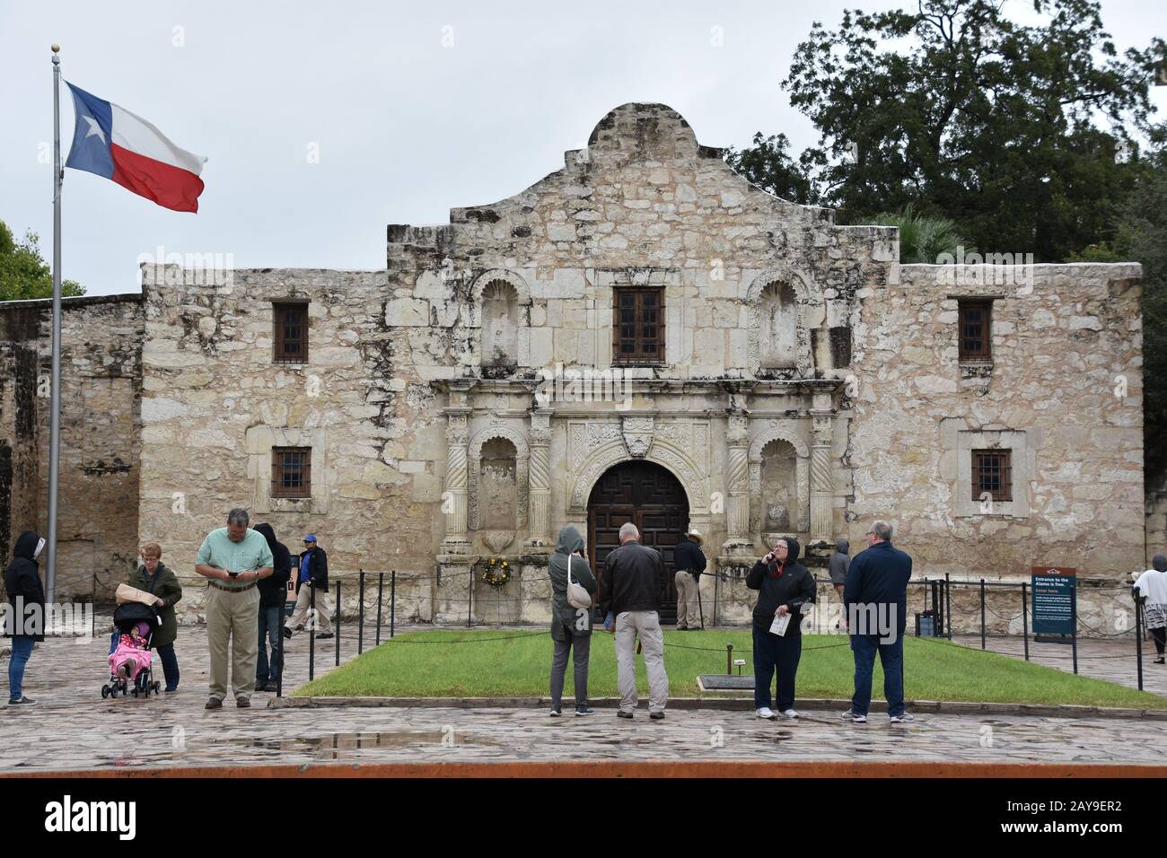 Alamo mission church facade hi-res stock photography and images - Alamy
