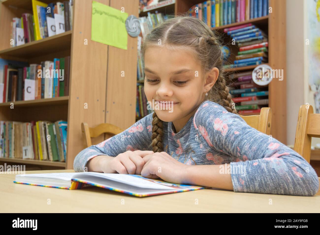 Girl reading paper school hi-res stock photography and images - Alamy