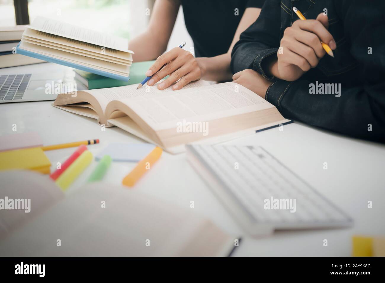 Teenagers taking test classroom hi-res stock photography and images - Alamy