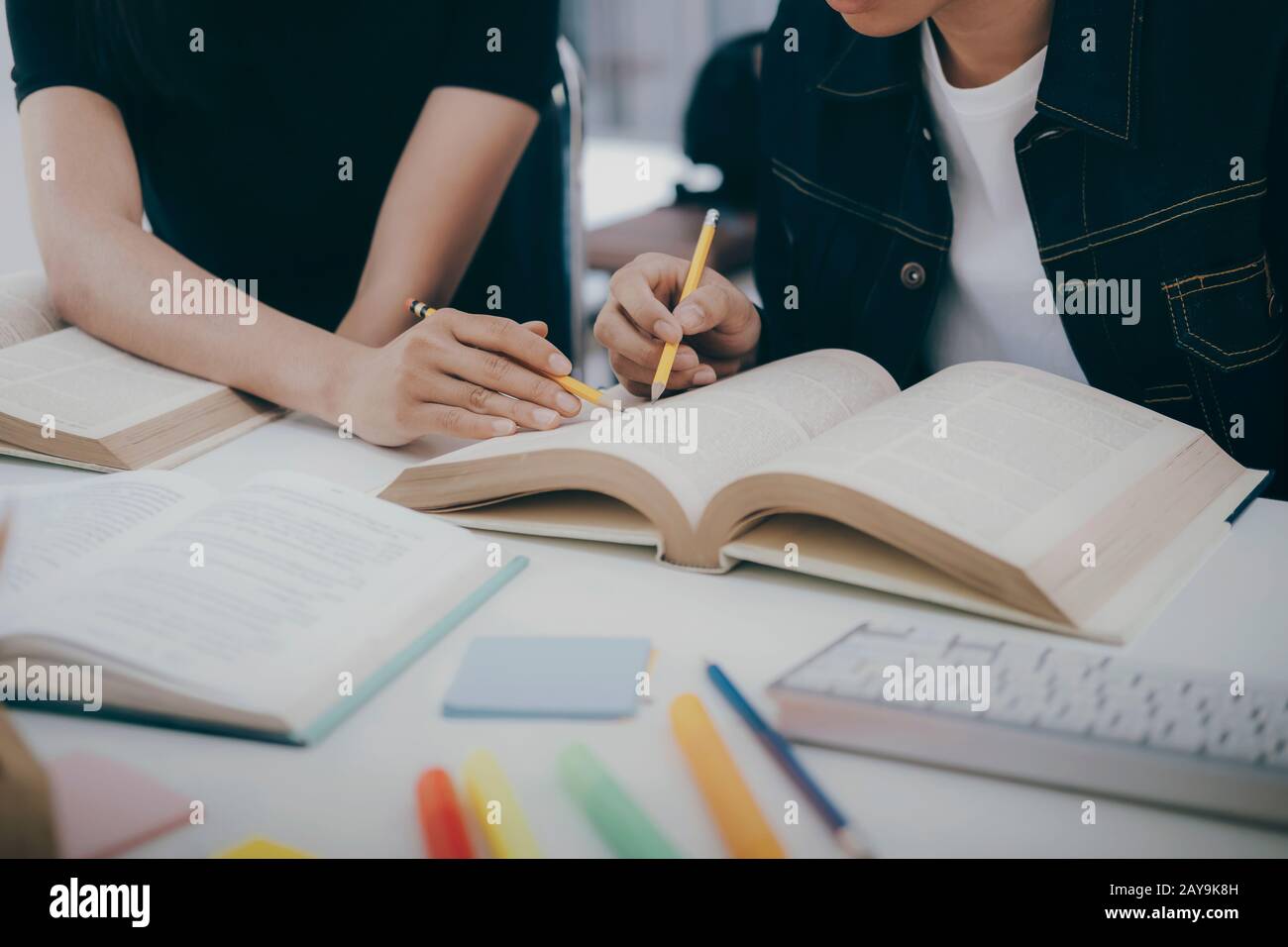 Teenagers taking test classroom hi-res stock photography and images - Alamy