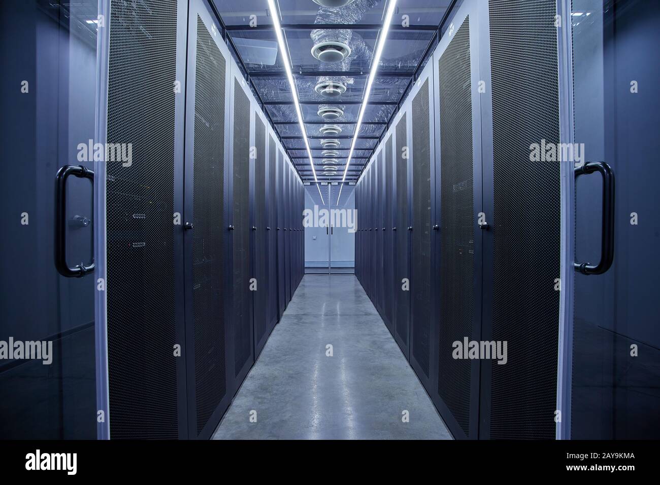 Network server lights hi-res stock photography and images - Alamy