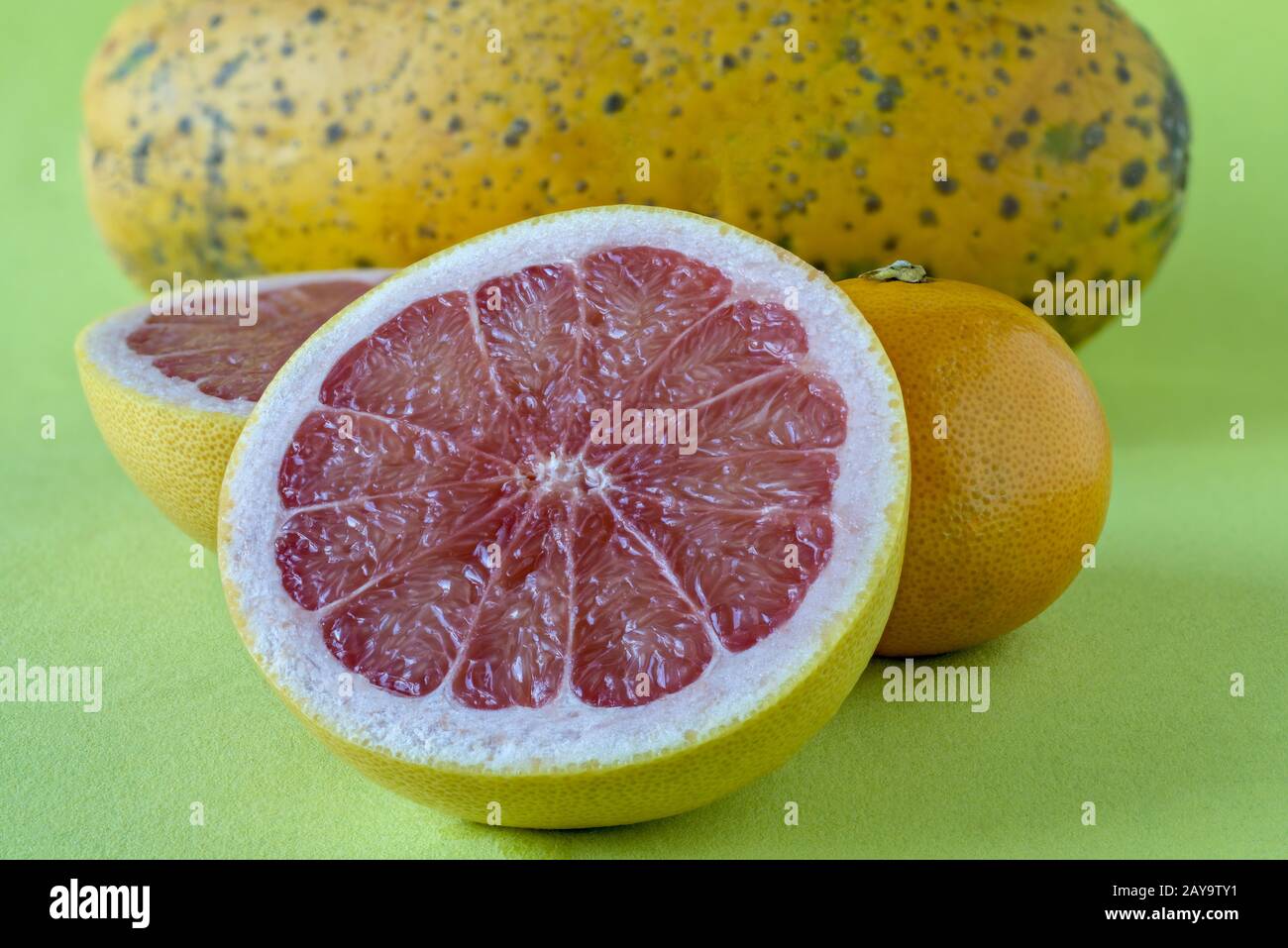 Pink grapefruit, halved Stock Photo - Alamy