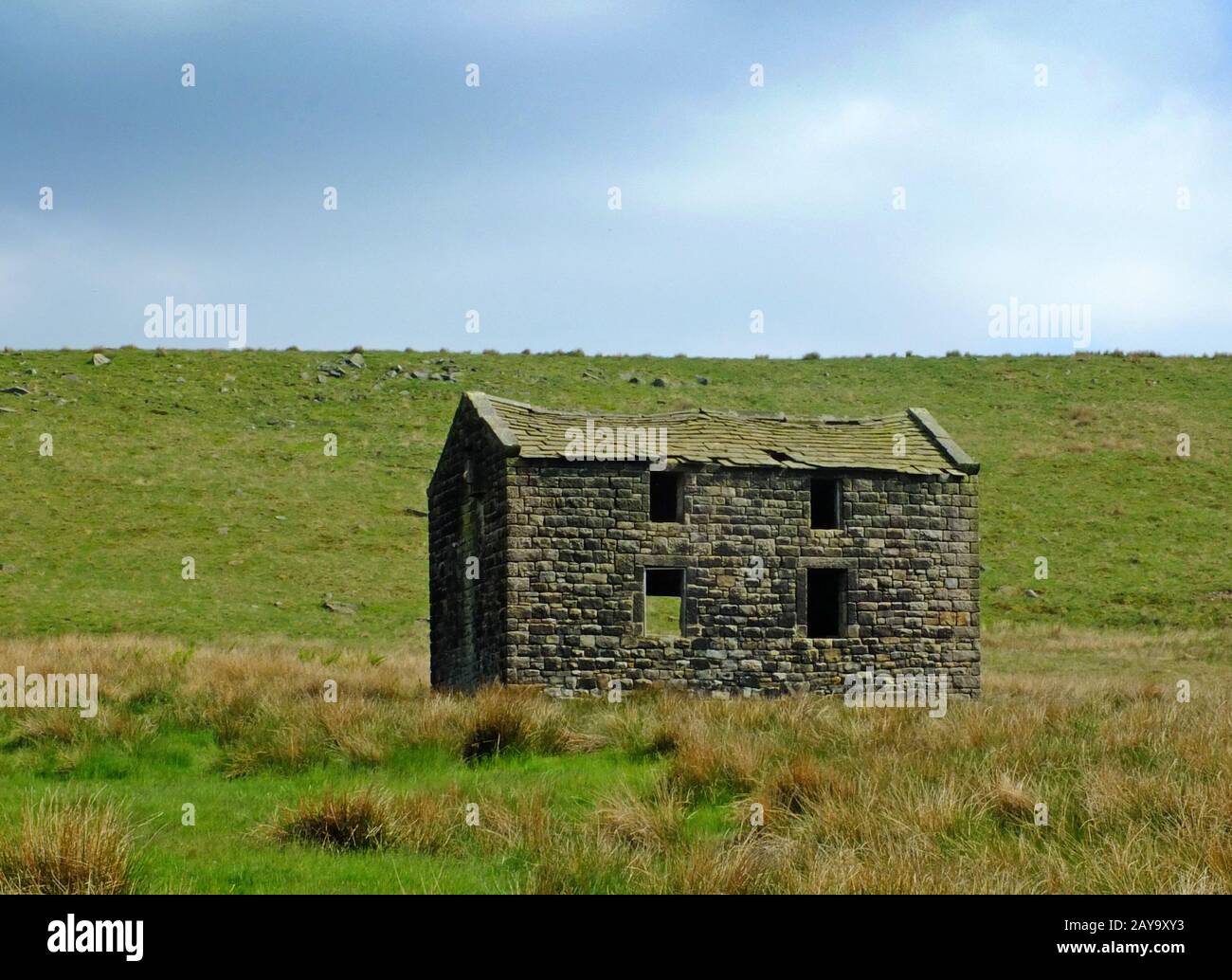 Abandoned isolated farmhouse hi-res stock photography and images - Alamy