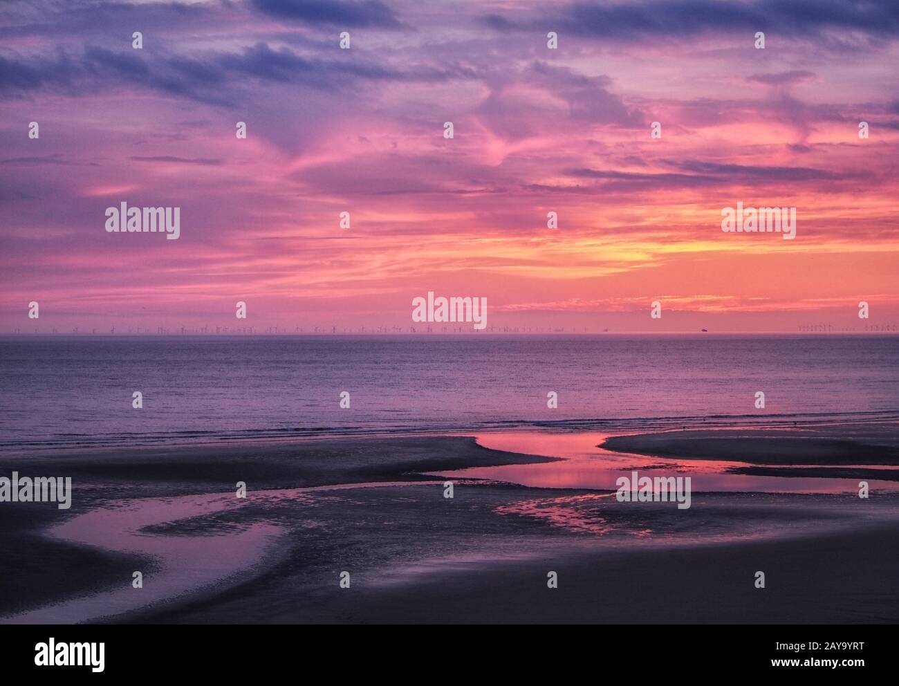 Flat calm ocean hi-res stock photography and images - Alamy