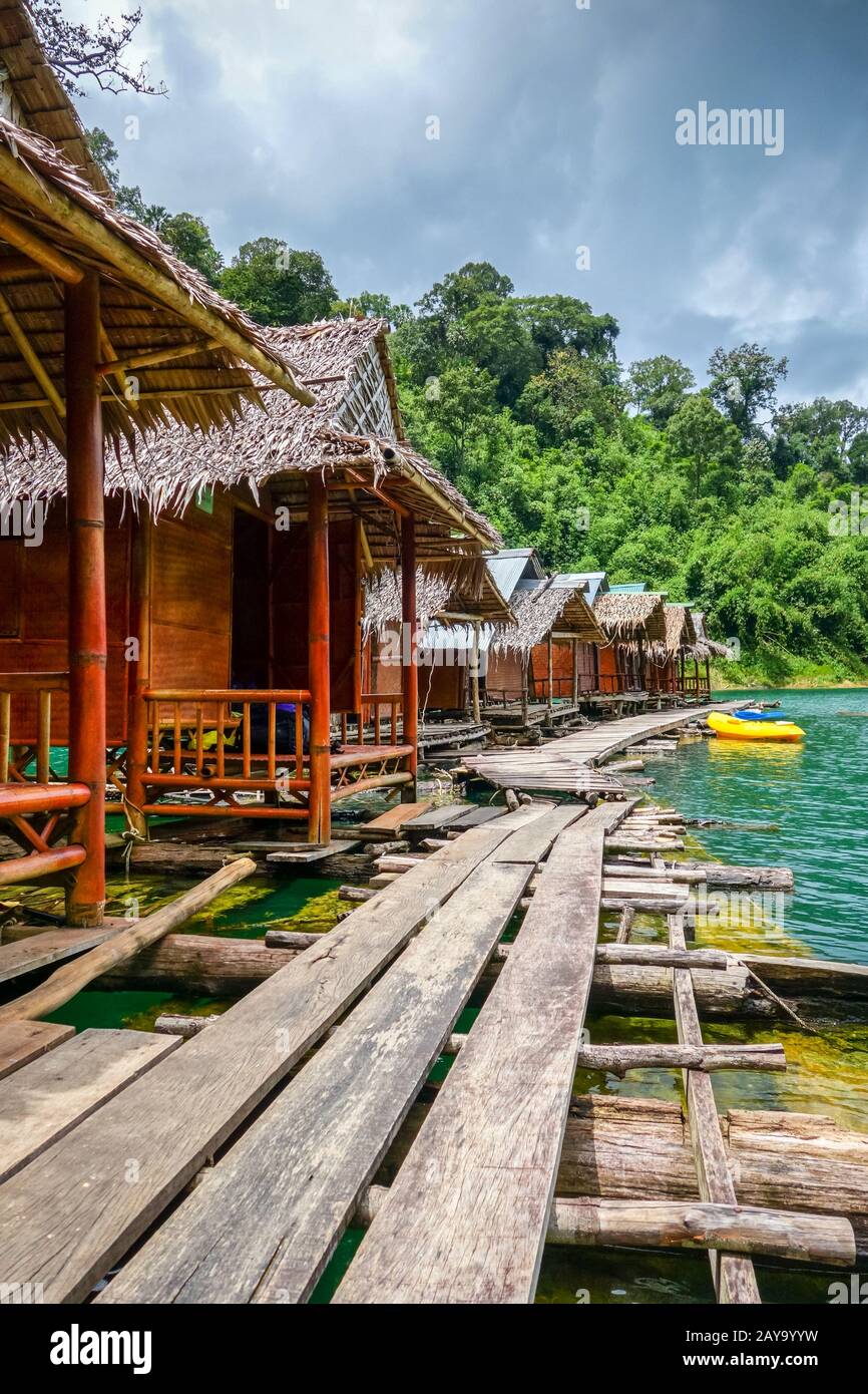 Floating village in Cheow Lan Lake, Khao Sok, Thailand Stock Photo - Alamy