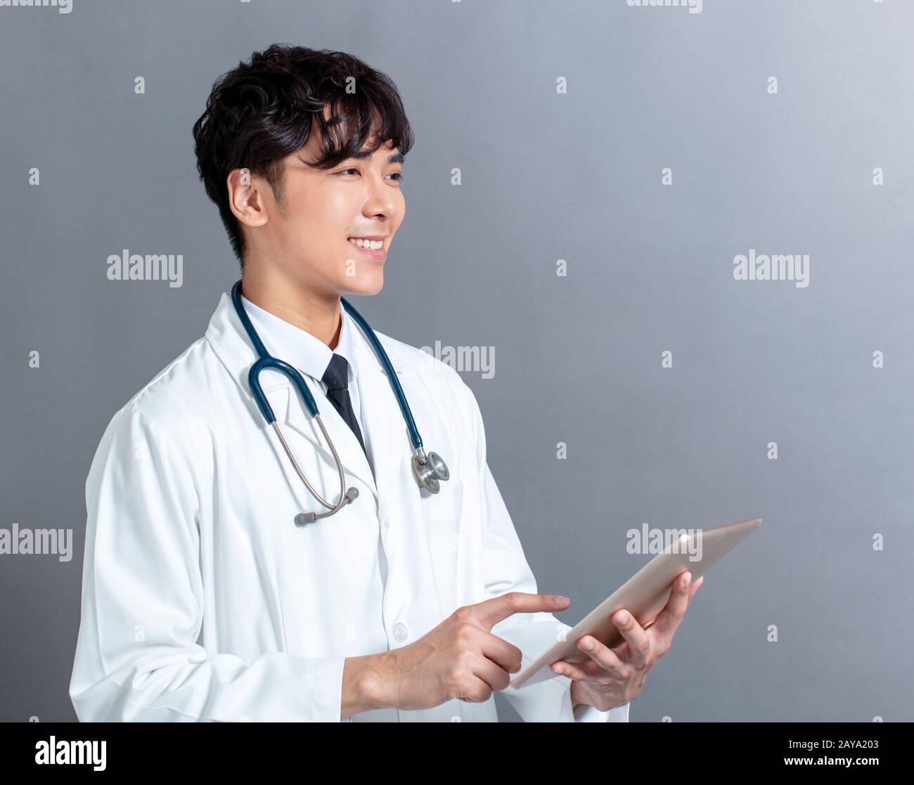 Using mobile application young hi-res stock photography and images - Alamy