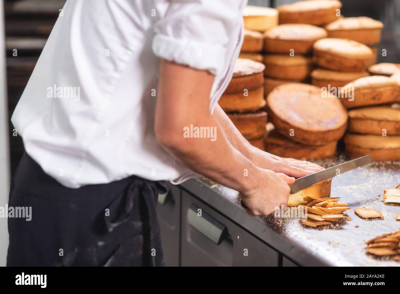 Pastry chef stacking cake layers hi-res stock photography and images ...