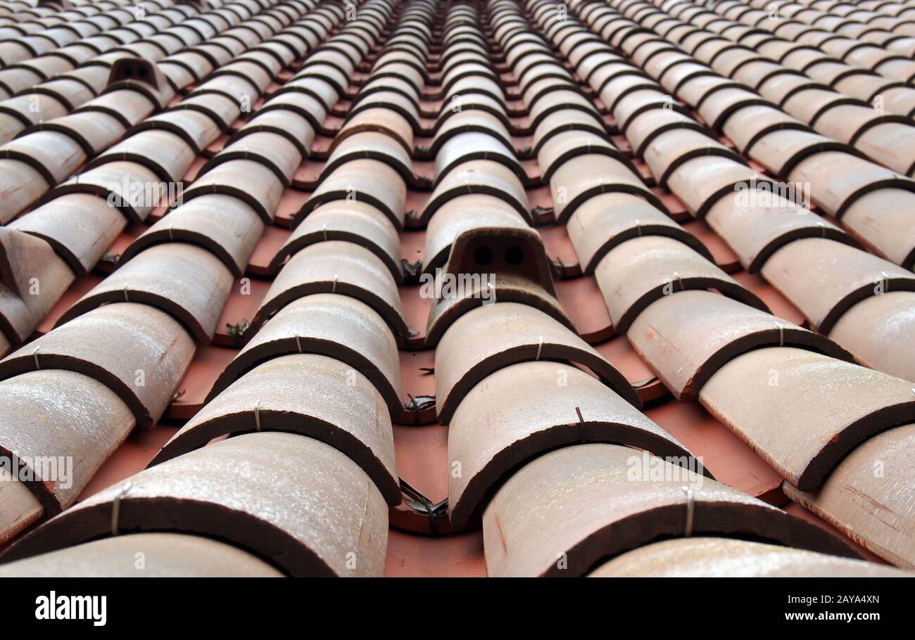 Clay pantiles hi-res stock photography and images - Alamy