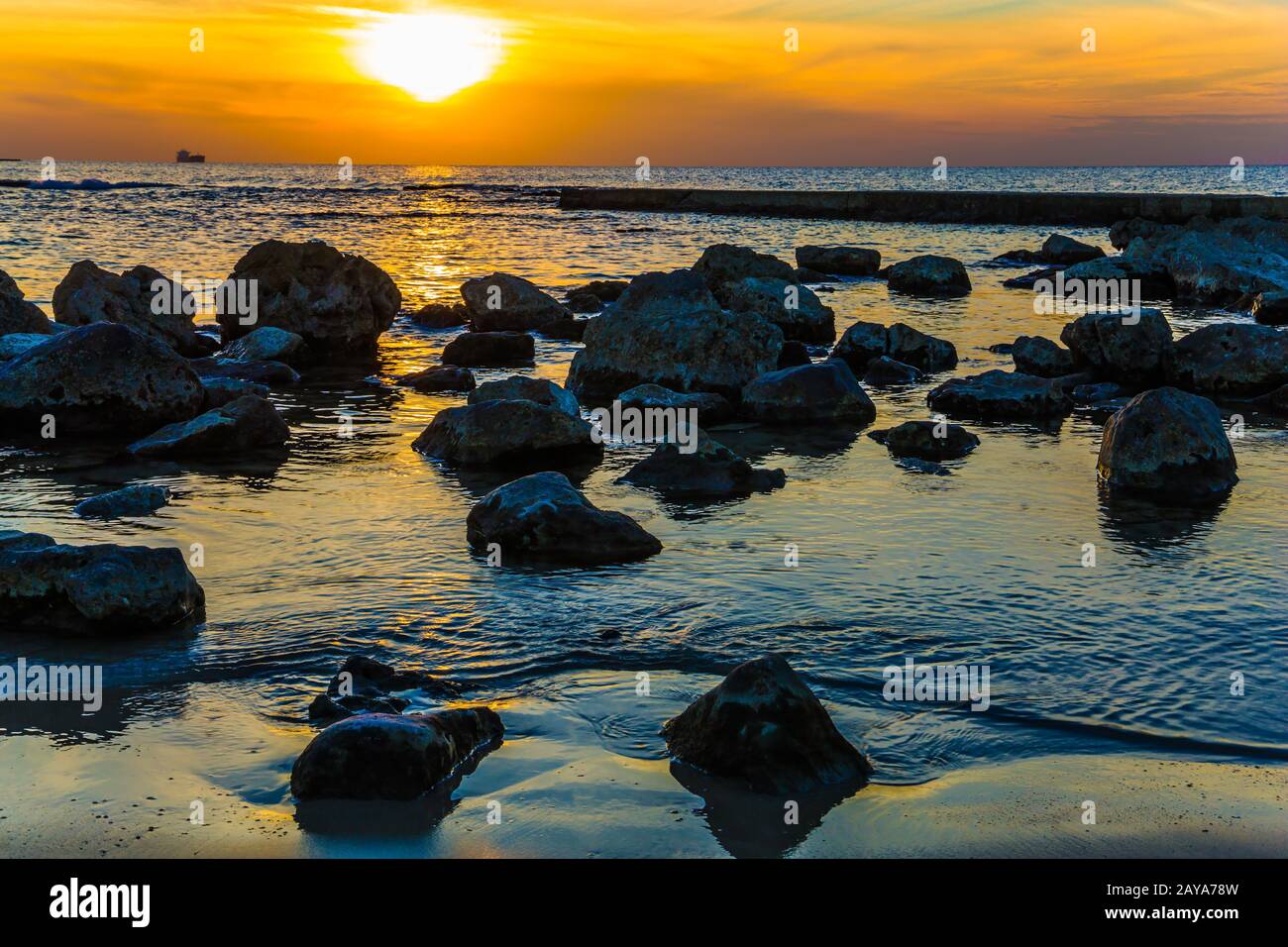 Stones beaches hi-res stock photography and images - Alamy