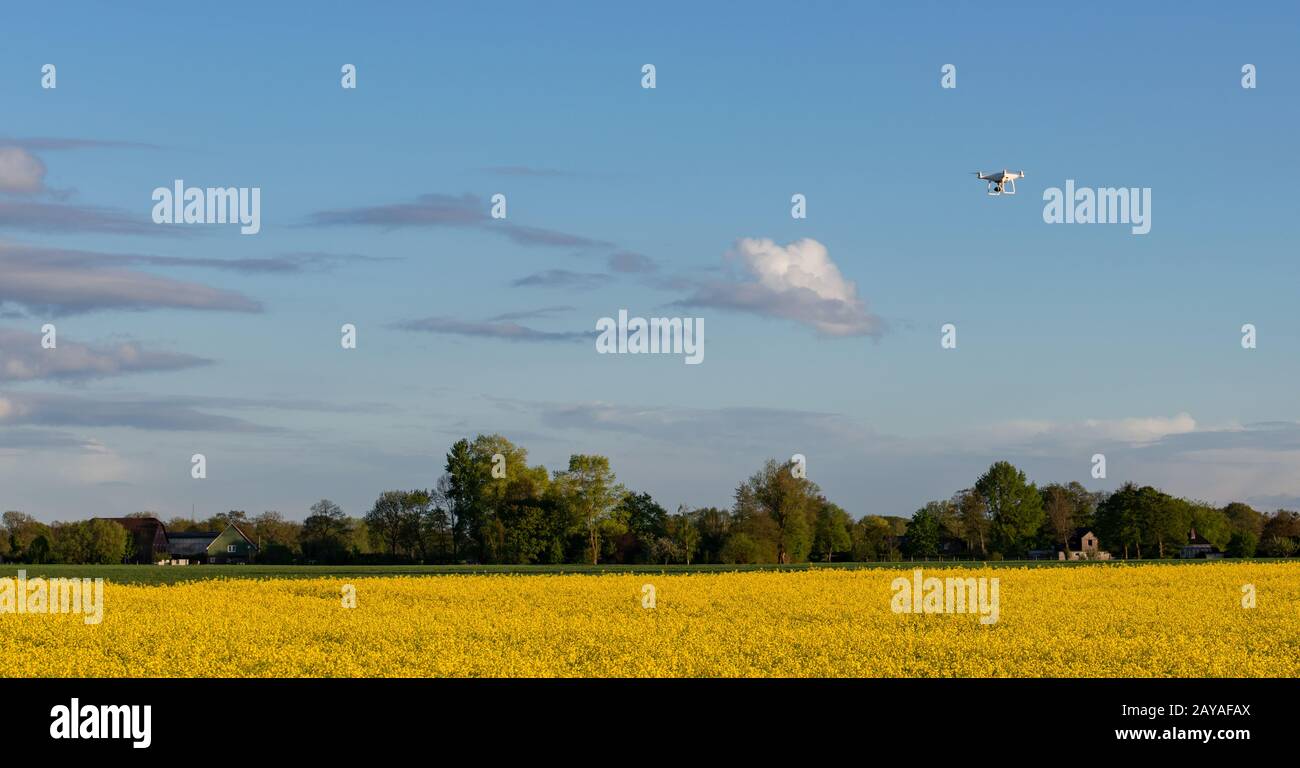 Aircraft over fields hi-res stock photography and images - Alamy