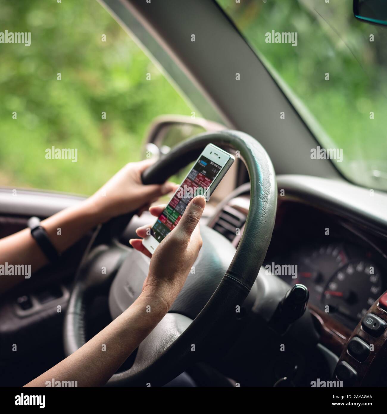 Smartphone unsafe hi-res stock photography and images - Alamy