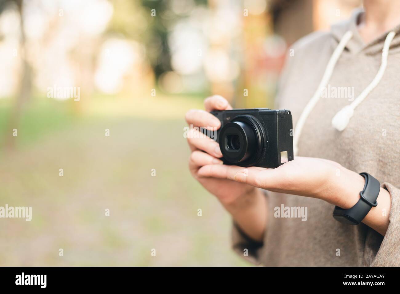 How to hold a camera hi-res stock photography and images - Alamy