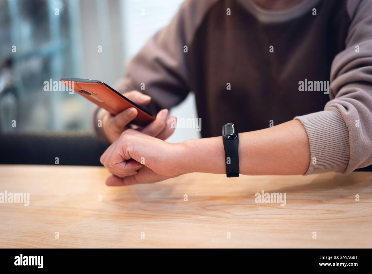 Synchronizing watch phone hi-res stock photography and images - Alamy