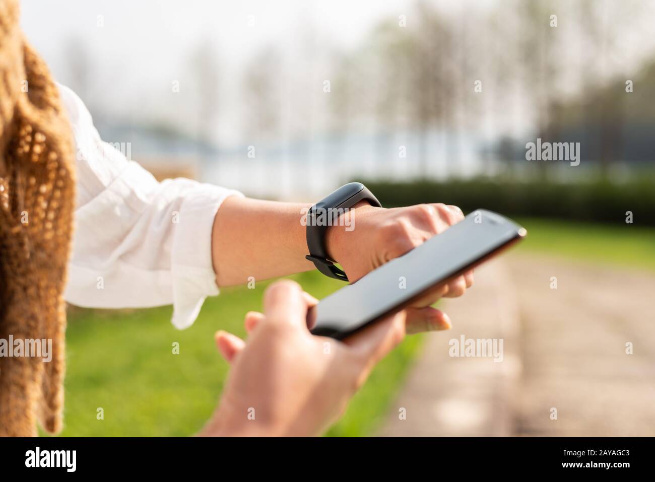 Synchronizing watch phone hi-res stock photography and images - Alamy