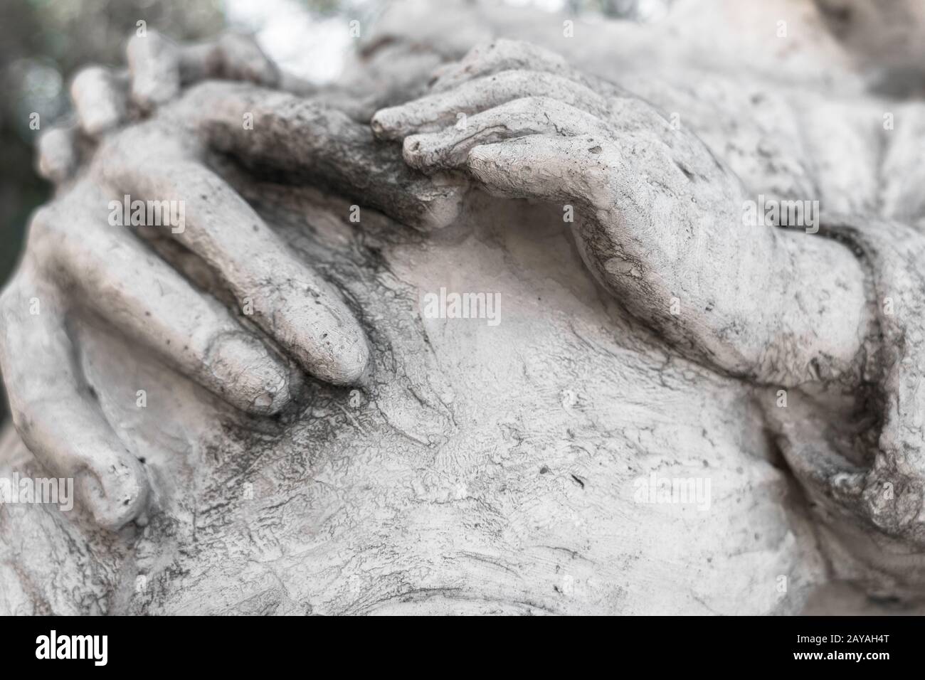 Woman statue hug hi-res stock photography and images - Alamy