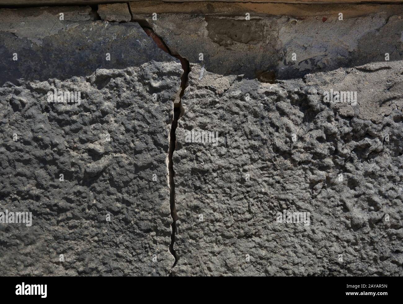House foundation crack Stock Photo - Alamy